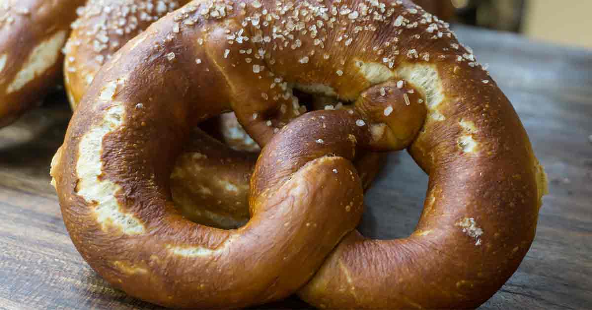 Przepis na domowe precelki z trzech składników - DomPelenPomyslow.pl ...